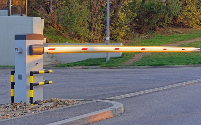 Barrière levante automatique pour contrôler les entrées et sorties